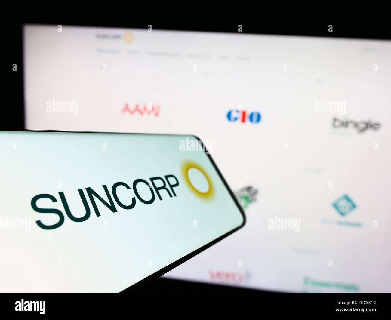 Smartphone avec logo de l'Australian Insurance Suncorp Group Limited à l'écran devant le site ...