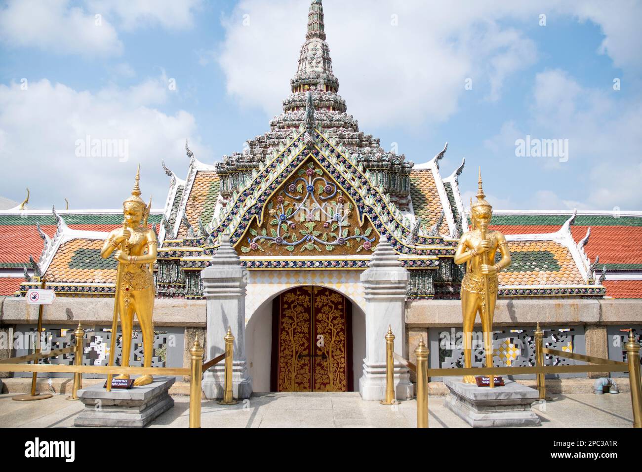 Statue d'or de Kinnari , créature mythique demi-oiseau humain, au ...