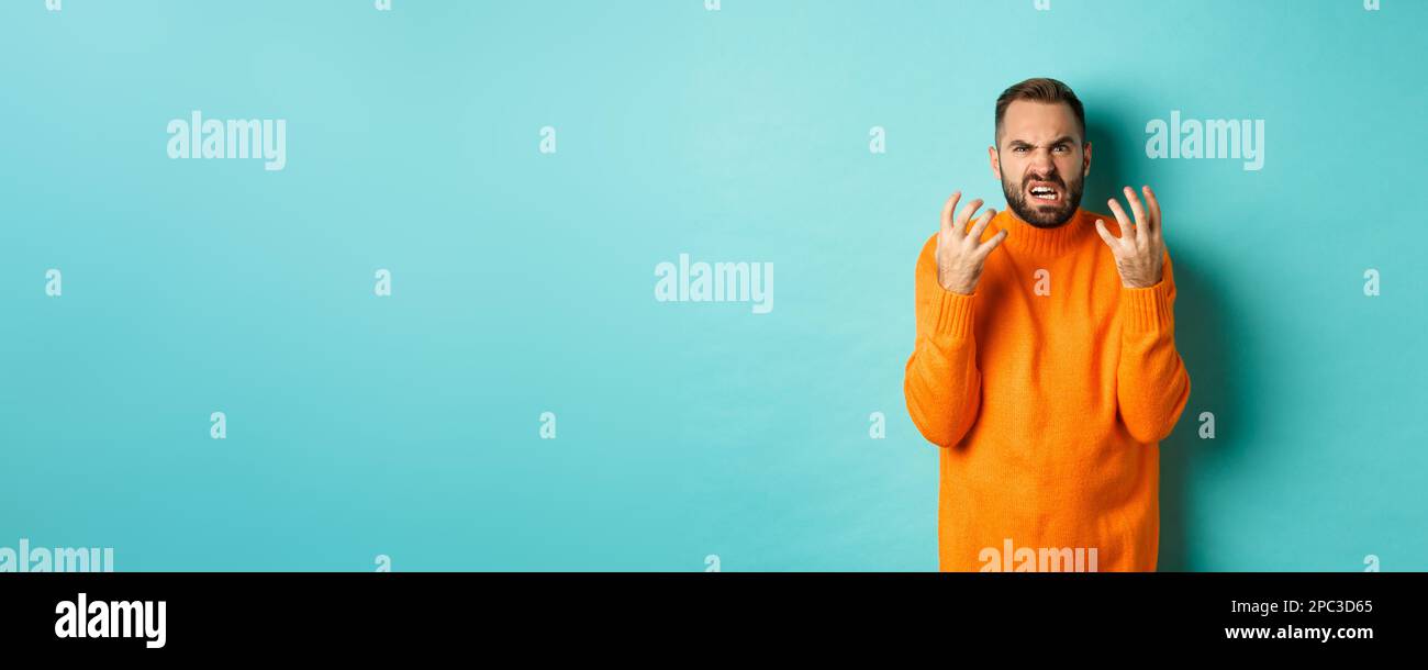 Image d'un homme en colère qui a l'air déçu et fou, qui se secoue les ...