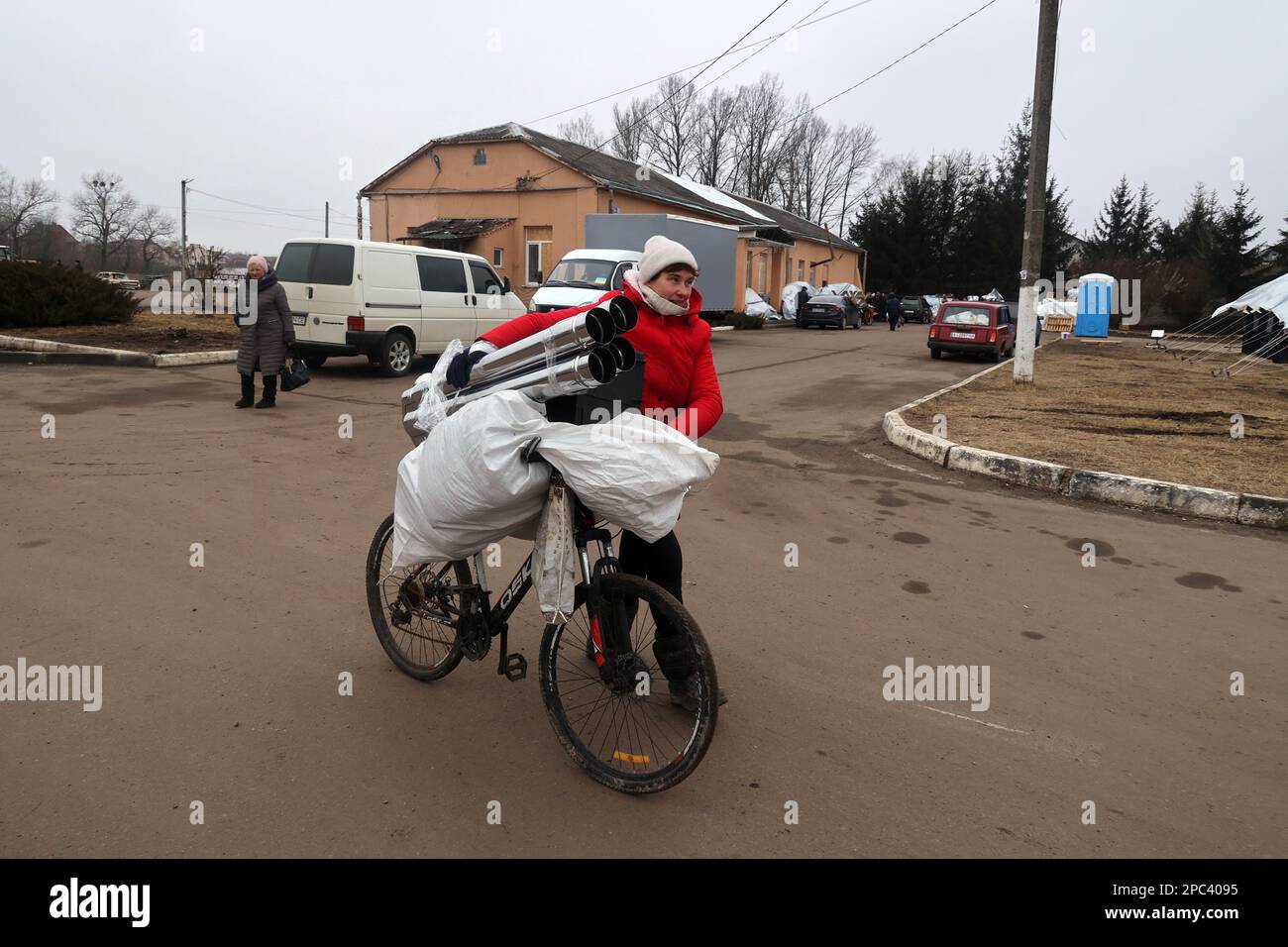 Non exclusif: TSYRKUNY, UKRAINE - 11 MARS 2023 - Une femme transporte ...