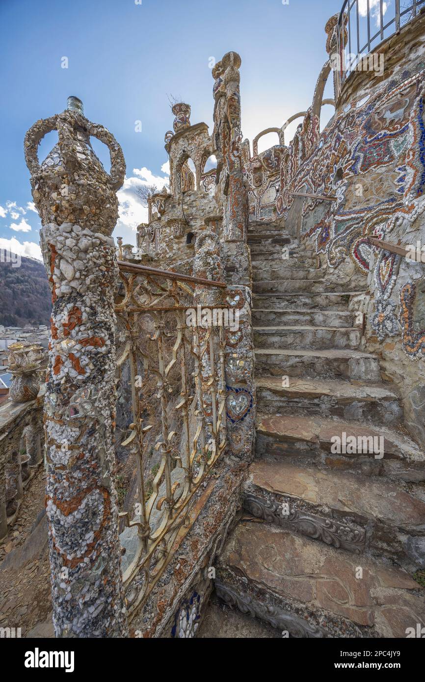 Valtellina, Italie - 12 mars 2023: il castello valtellinese del Gaudì ...