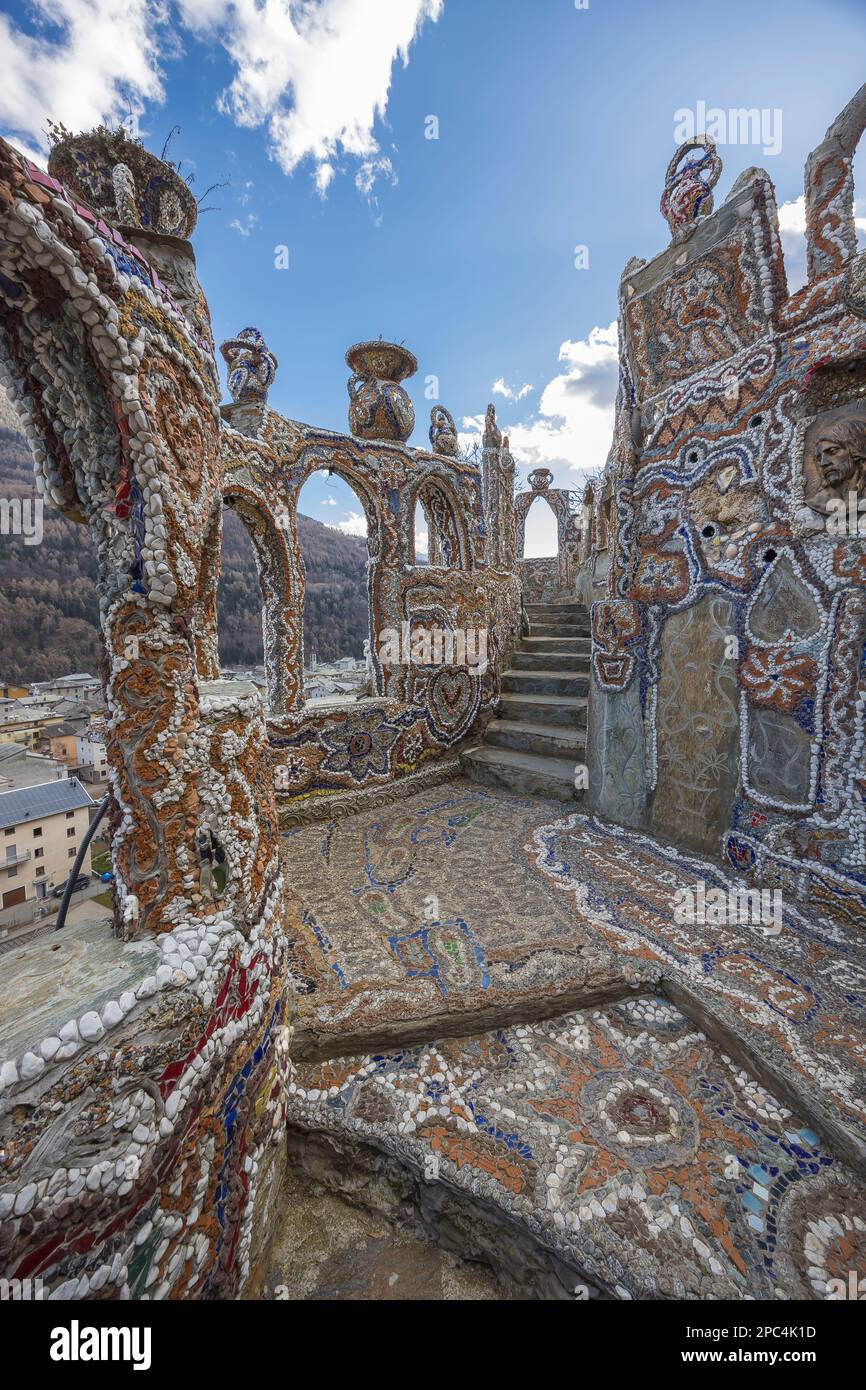 Valtellina, Italie - 12 mars 2023: il castello valtellinese del Gaudì ...