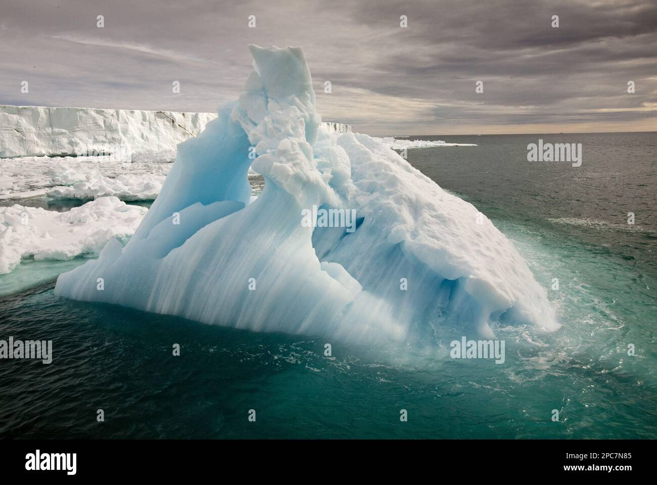 Iceberg en mer Banque de photographies et d’images à haute résolution ...