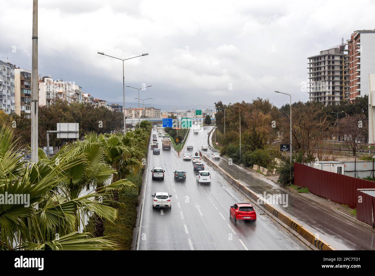 Bornova, Izmir - Turquie- 02-13-2023: La route de circulation en face ...
