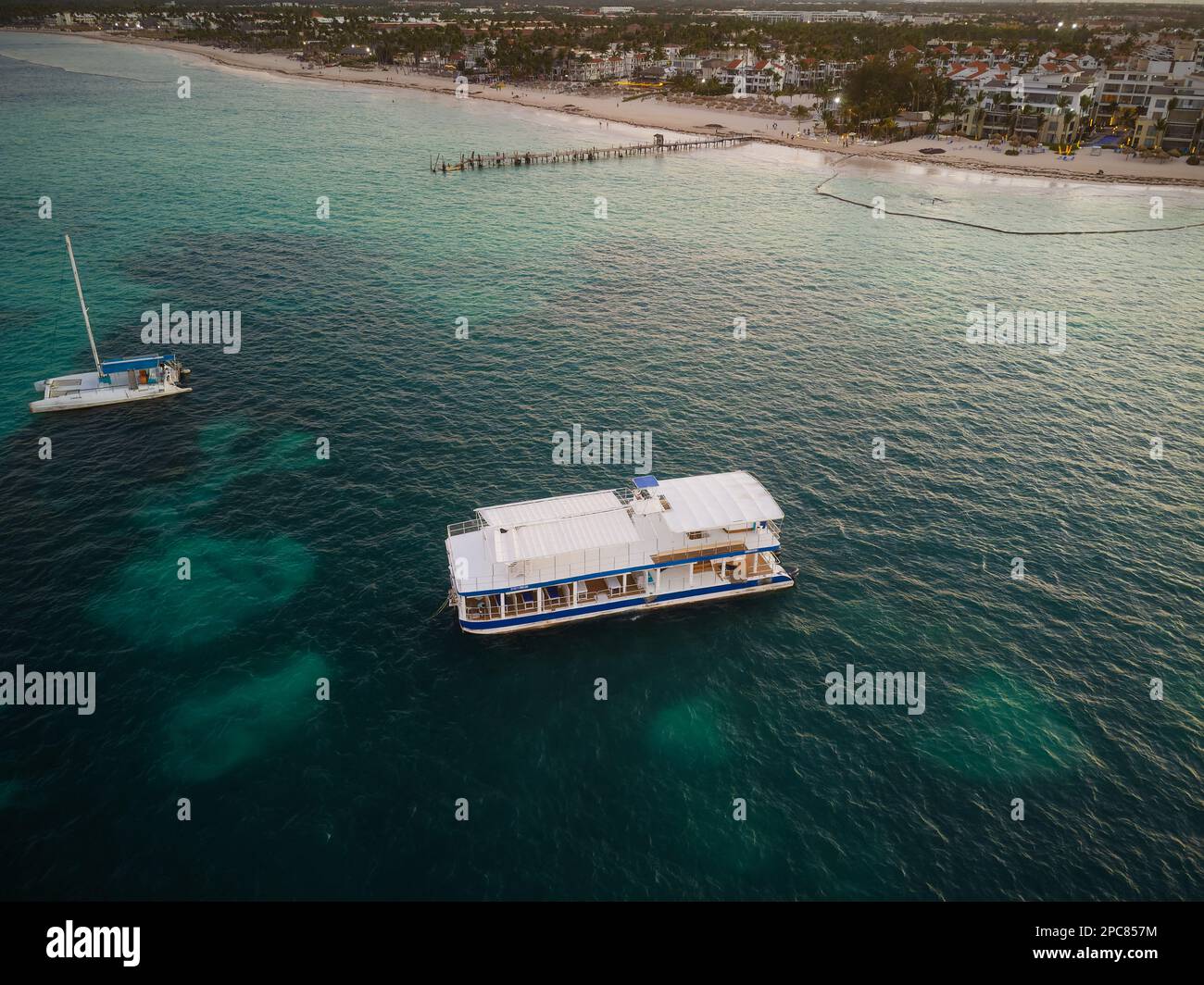 Station balnéaire sur le bord de mer. Bateau blanc de plaisance dans la ...