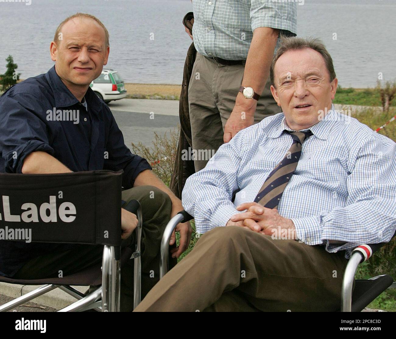 ** ARCHIV ** Schauspieler Peter Sodann, rechts, und Bernd-Michael Lade ...