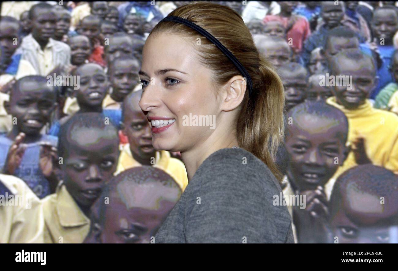 Das deutsche Model Eva Padberg geht am Donnerstag, 23. Nov. 2006, in ...