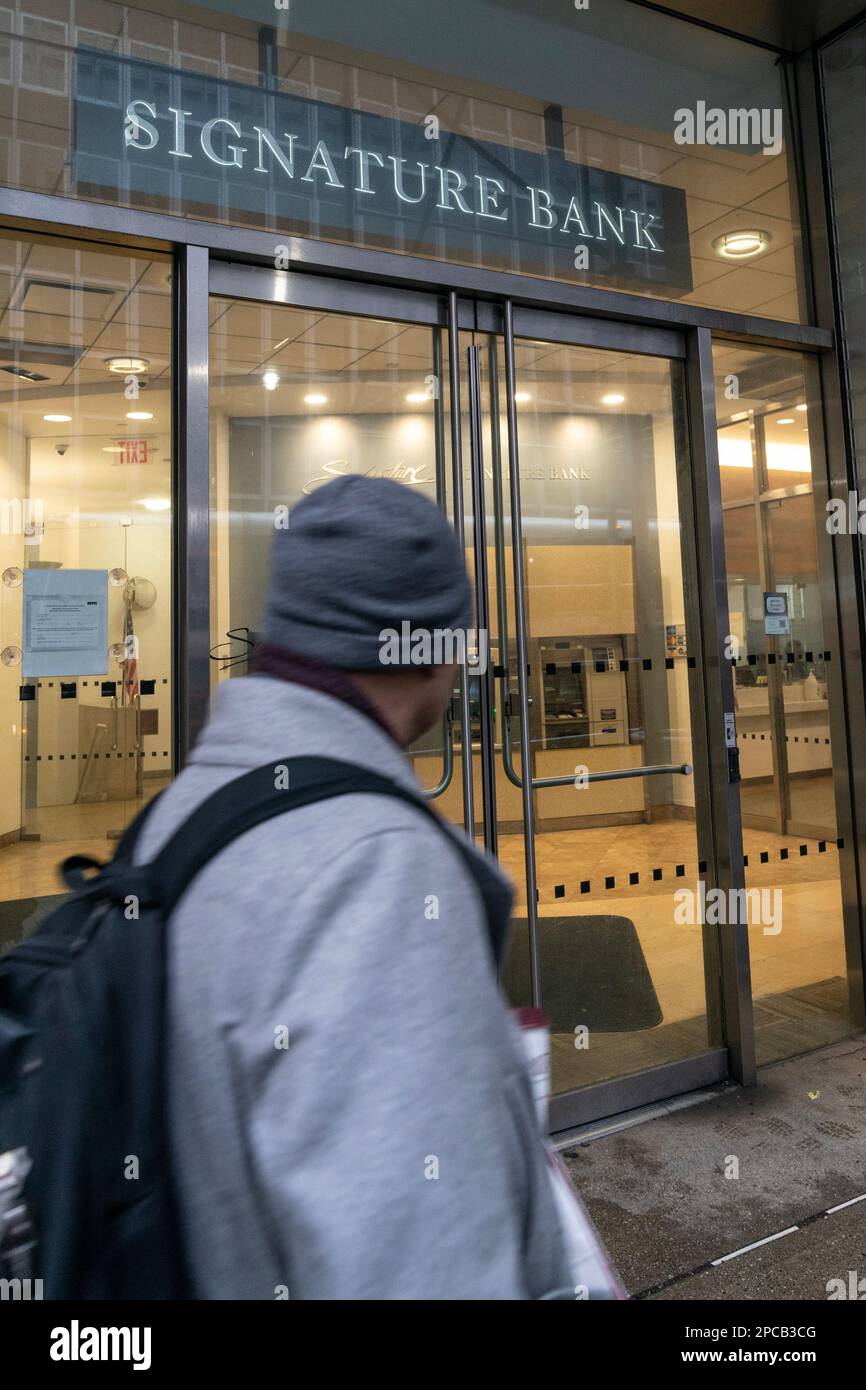 Une personne marche à côté de la succursale de la Signature Bank à New ...