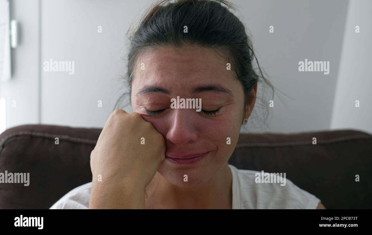 Une triste femme en pleurs. Portrait d'une personne dépressive face ...