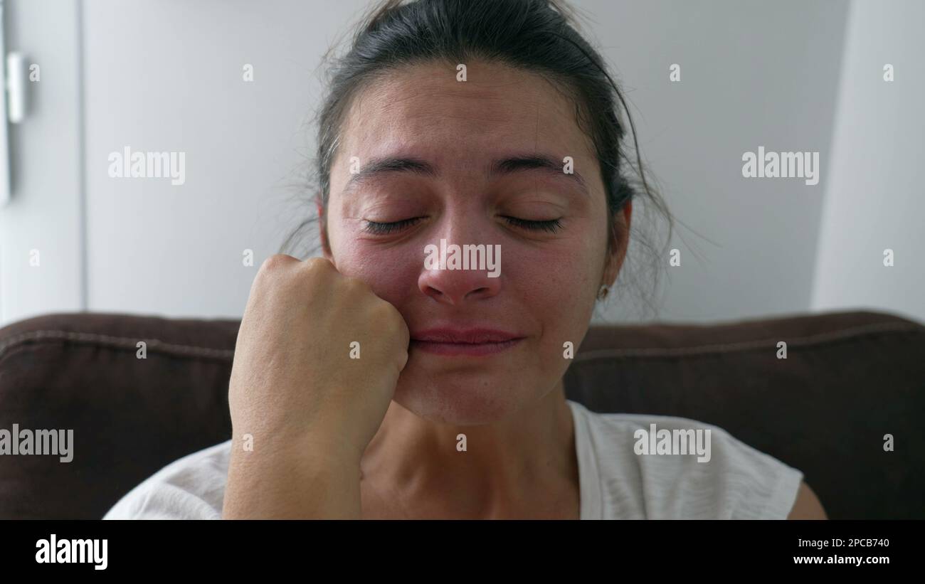 Une triste femme en pleurs. Portrait d'une personne dépressive face ...