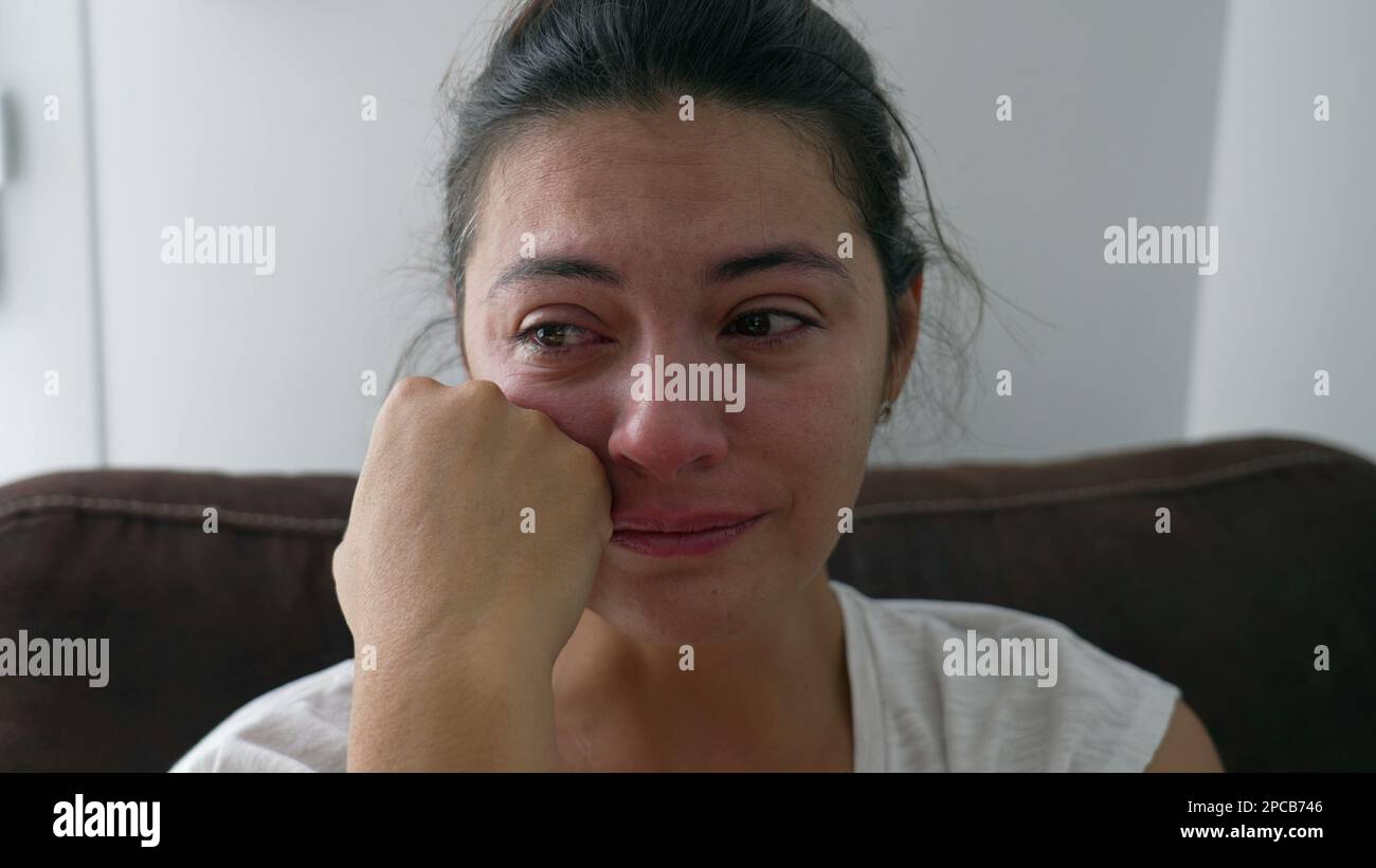 Une triste femme en pleurs. Portrait d'une personne dépressive face rapprochée en larmes ...