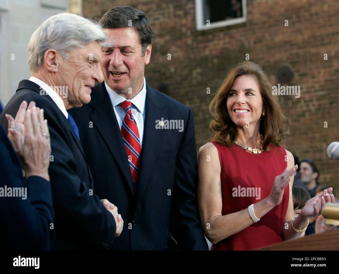 Sen. George Allen, R-Va., shakes the hand of Sen. John Warner, R-Va ...