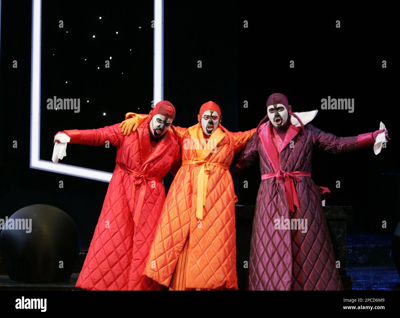 Sebastian Reinthaller als Pong, Enrico Marrucci als Ping und Karl ...