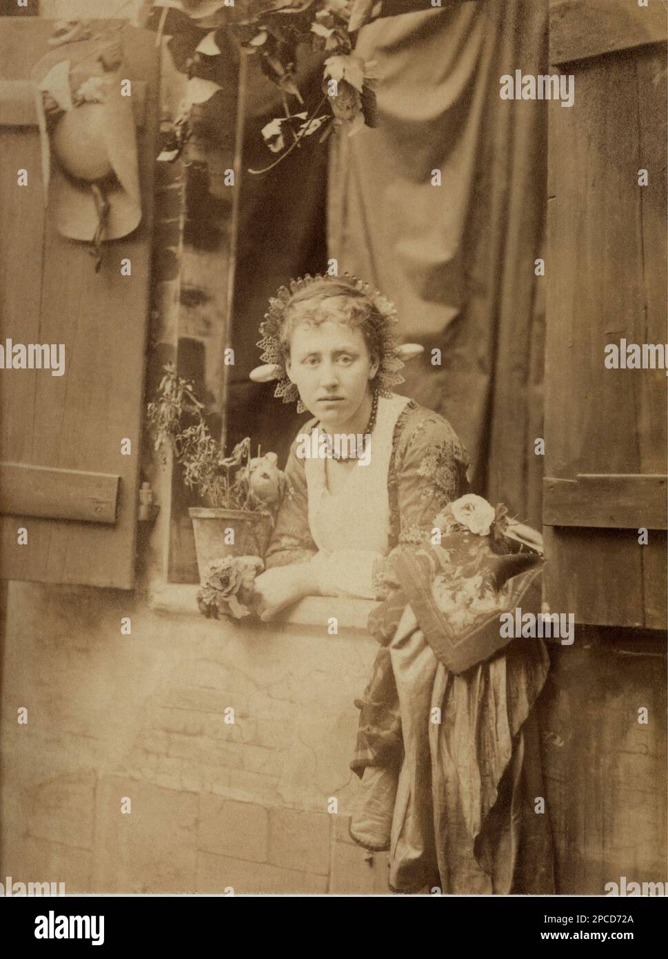 1885 environ , LAGO di COMO, ITALIE : Une jeune dame vêtue du costume ...