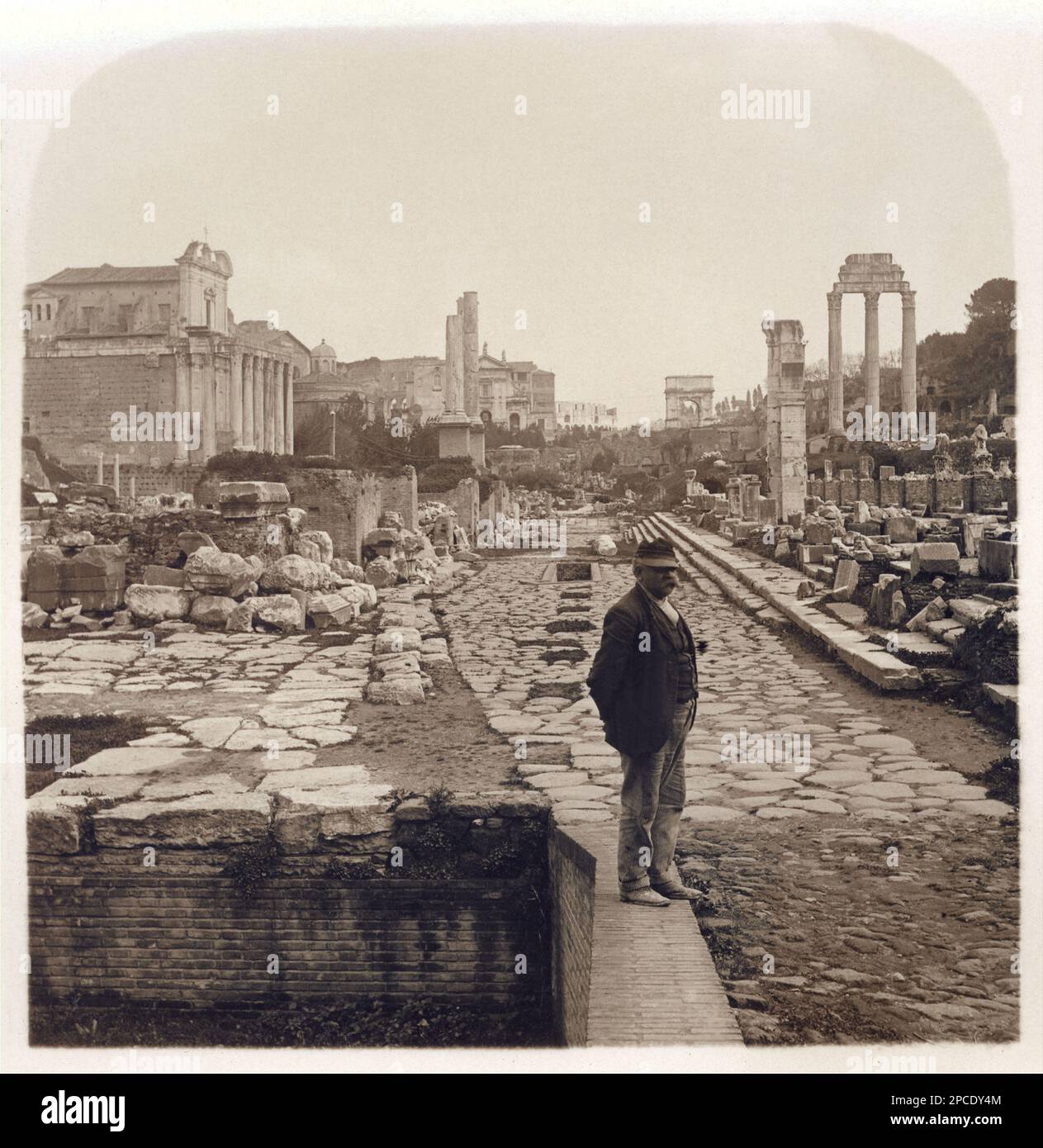 1900 environ , ROMA , ITALIE : le FORO ROMANO sur VIA SACRA , photo de ...
