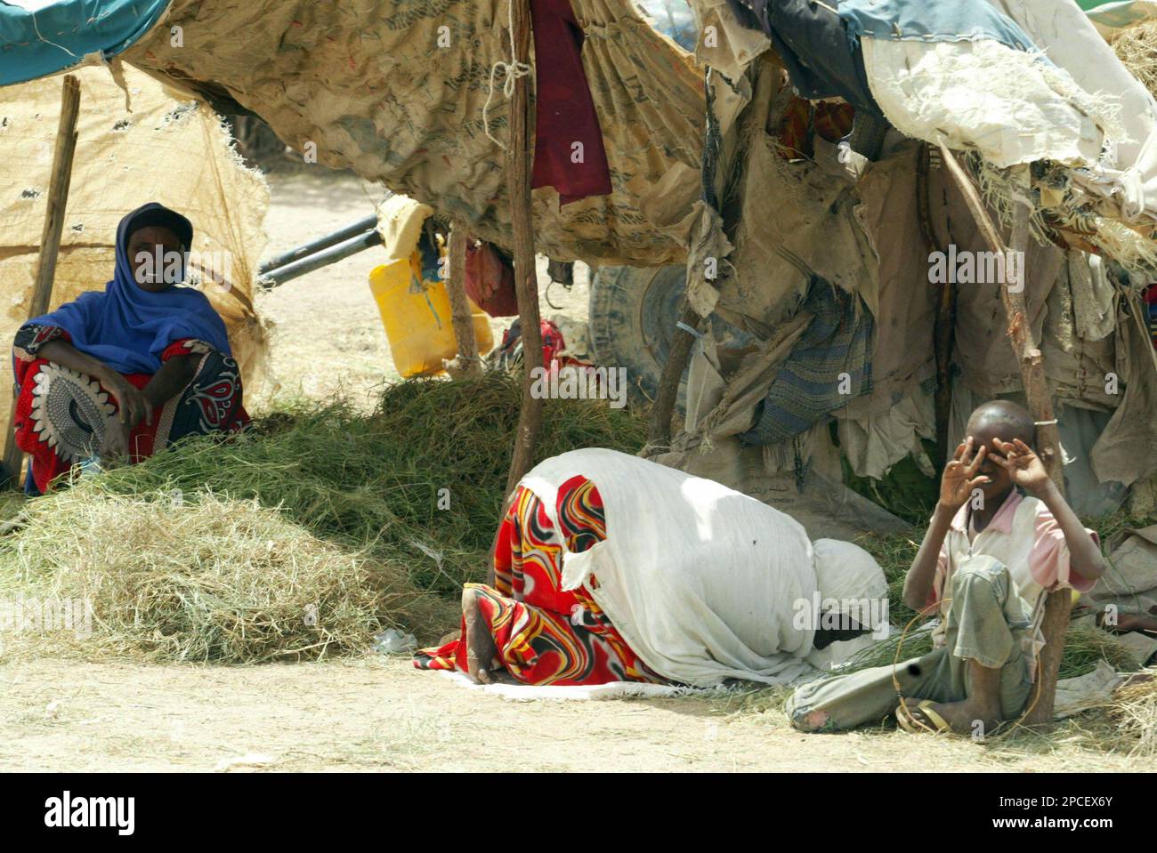 ** ADVANCE FOR SUNDAY OCT. 15 **A Somali Muslim woman prays at her ...
