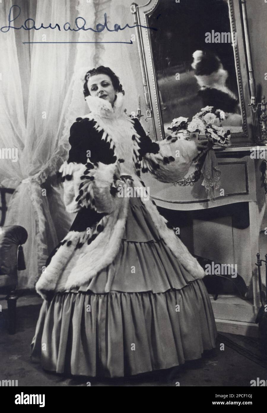 1948 ca: L'actrice italienne Laura ADANI ( 1913 - 1996 ) , dans le rôle de LA DAME aux CAMELIAS ...