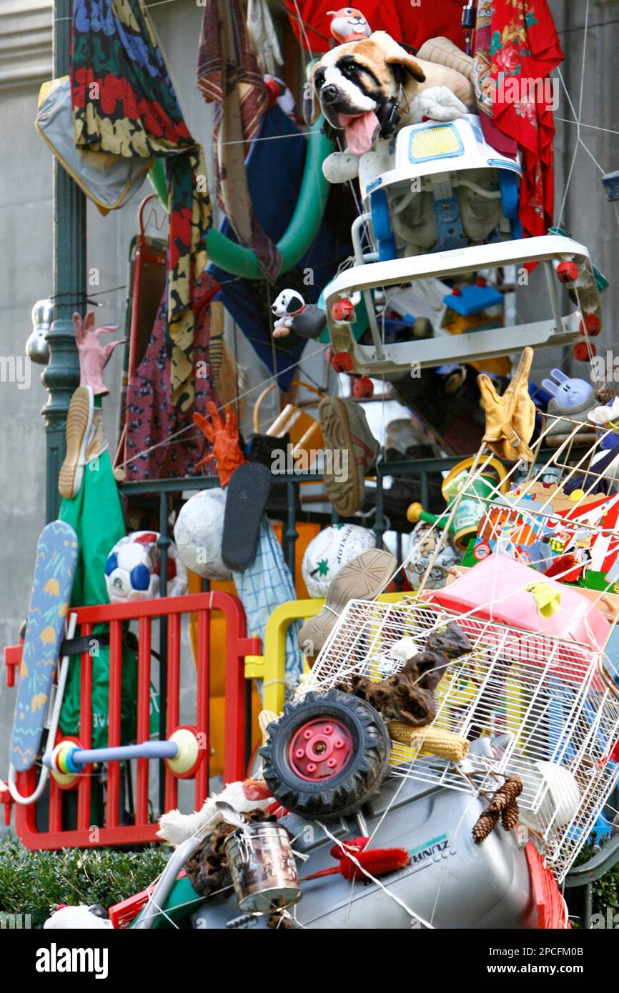 Une installation de l'artiste canadien Richard Greaves photographiee ce ...