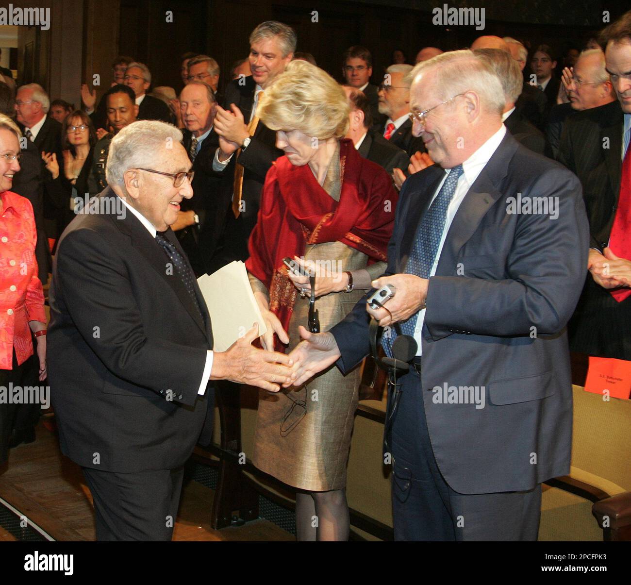 Der fruehere US Aussenminister Henry A. Kissinger, links, begruesst den ...