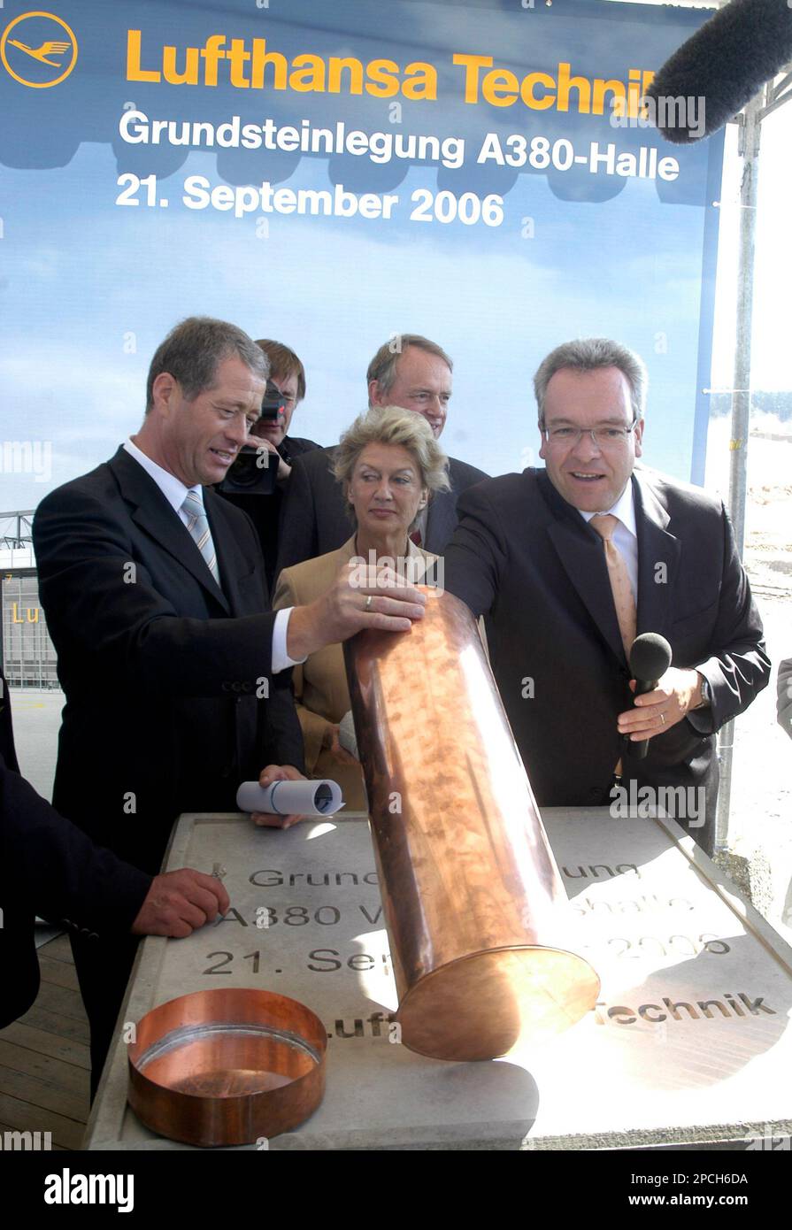 Der hessische Wirtschaftsminister Alois Rhiel, die Frankfurter ...