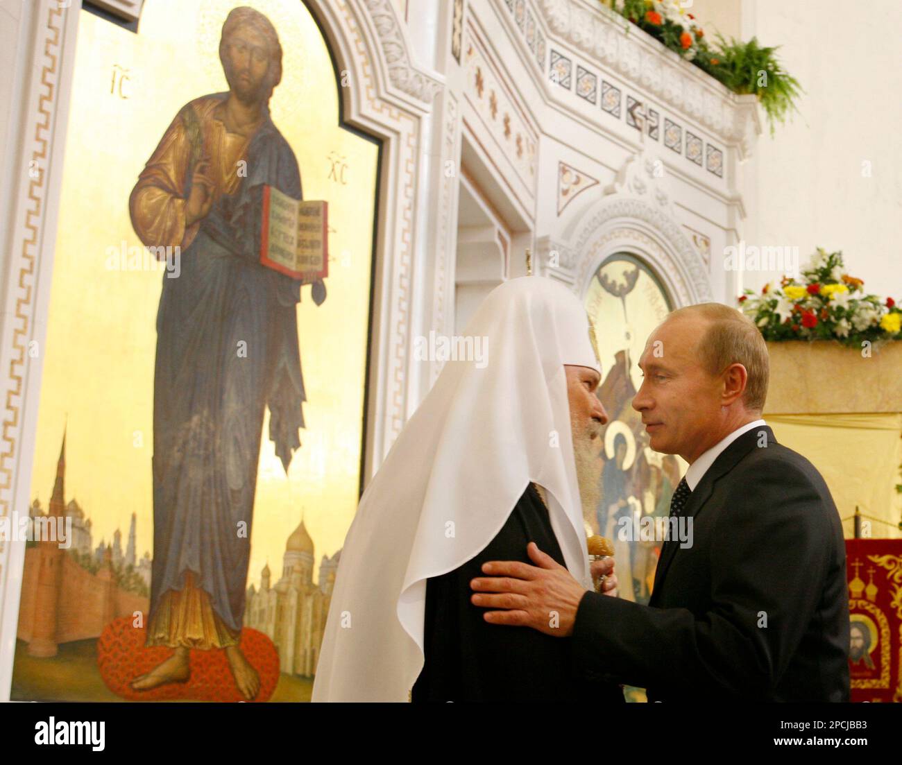 Russian Orthodox Patriarch Alexy II blesses President Vladimir Putin ...