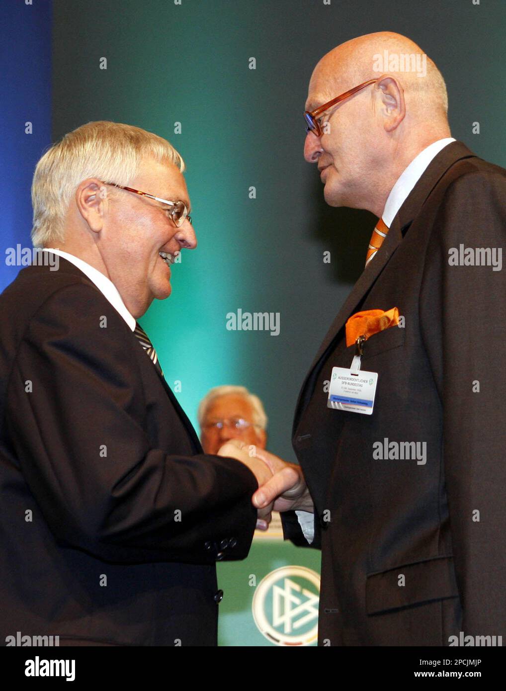 DFB-Praesident Theo Zwanziger, links, gratuliert am Freitag, 08.Sept ...
