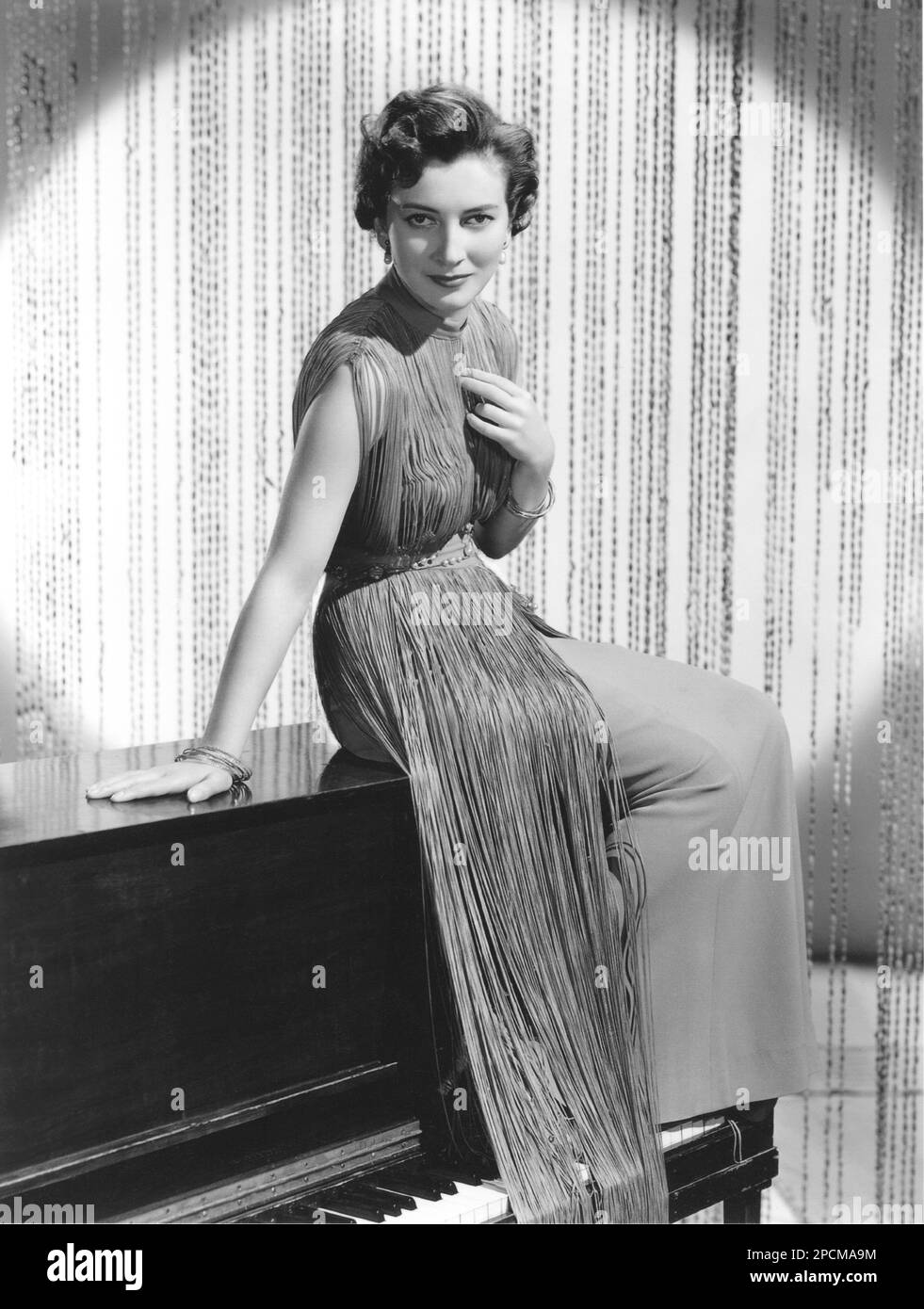 1949 , ÉTATS-UNIS : L'actrice italienne VALENTINA CORTESE dans le film ...