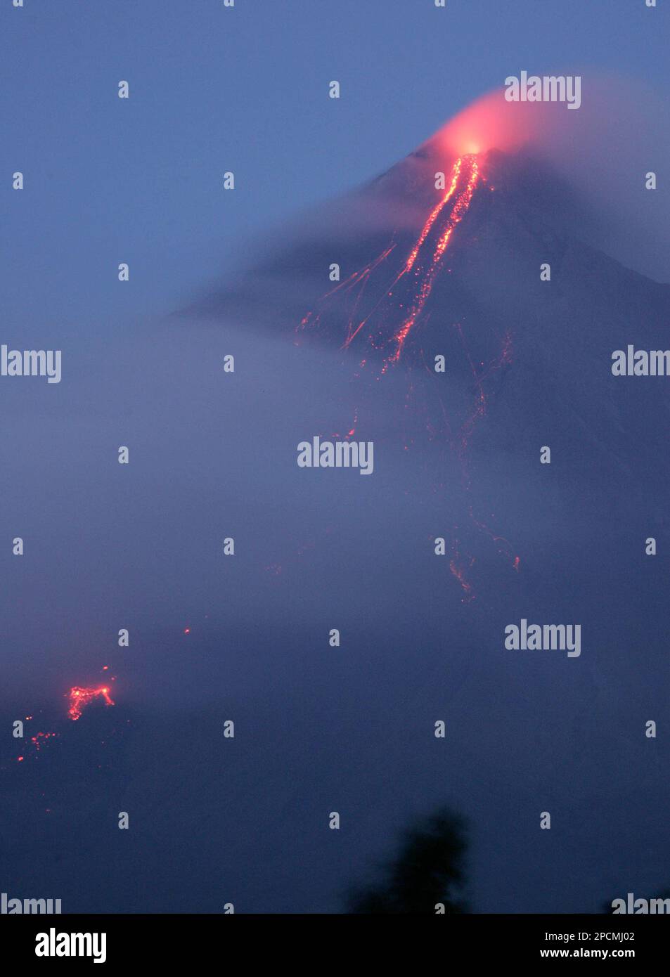 Lava flows down the slopes of Mayon volcano in its continuing "mild ...