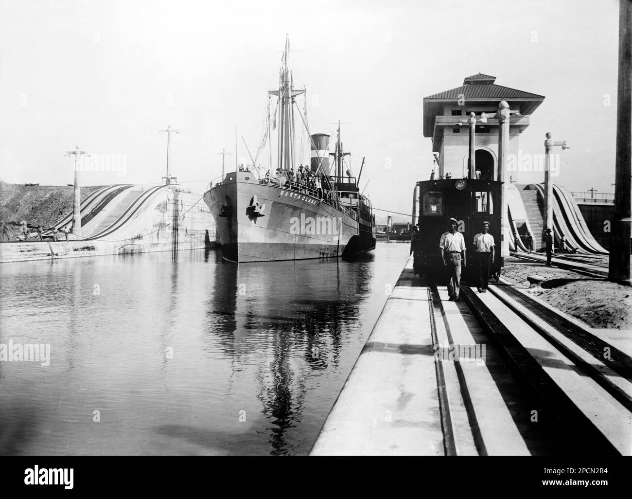 PANAMA : Construction du canal de Panama, 1908 ca , écluse de ...