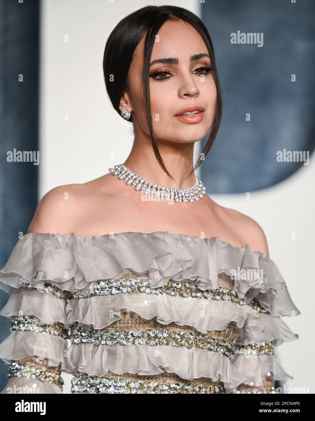 ÉTATS-UNIS. 12th mars 2023. Sofia Carson marchant sur le tapis rouge à la Vanity Fair Oscar ...