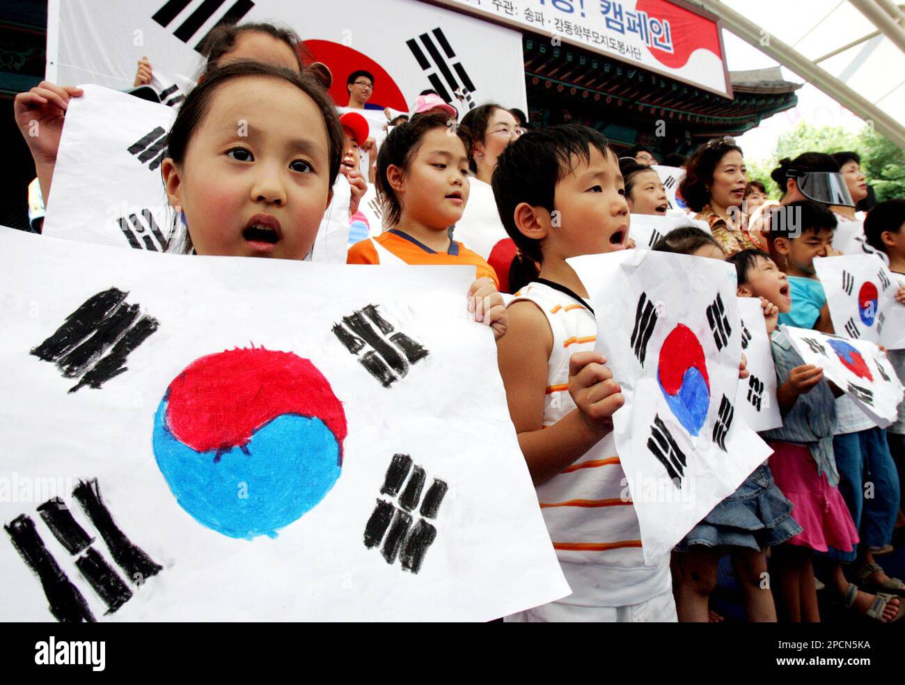 South Korean elementary school students with national flags made by ...