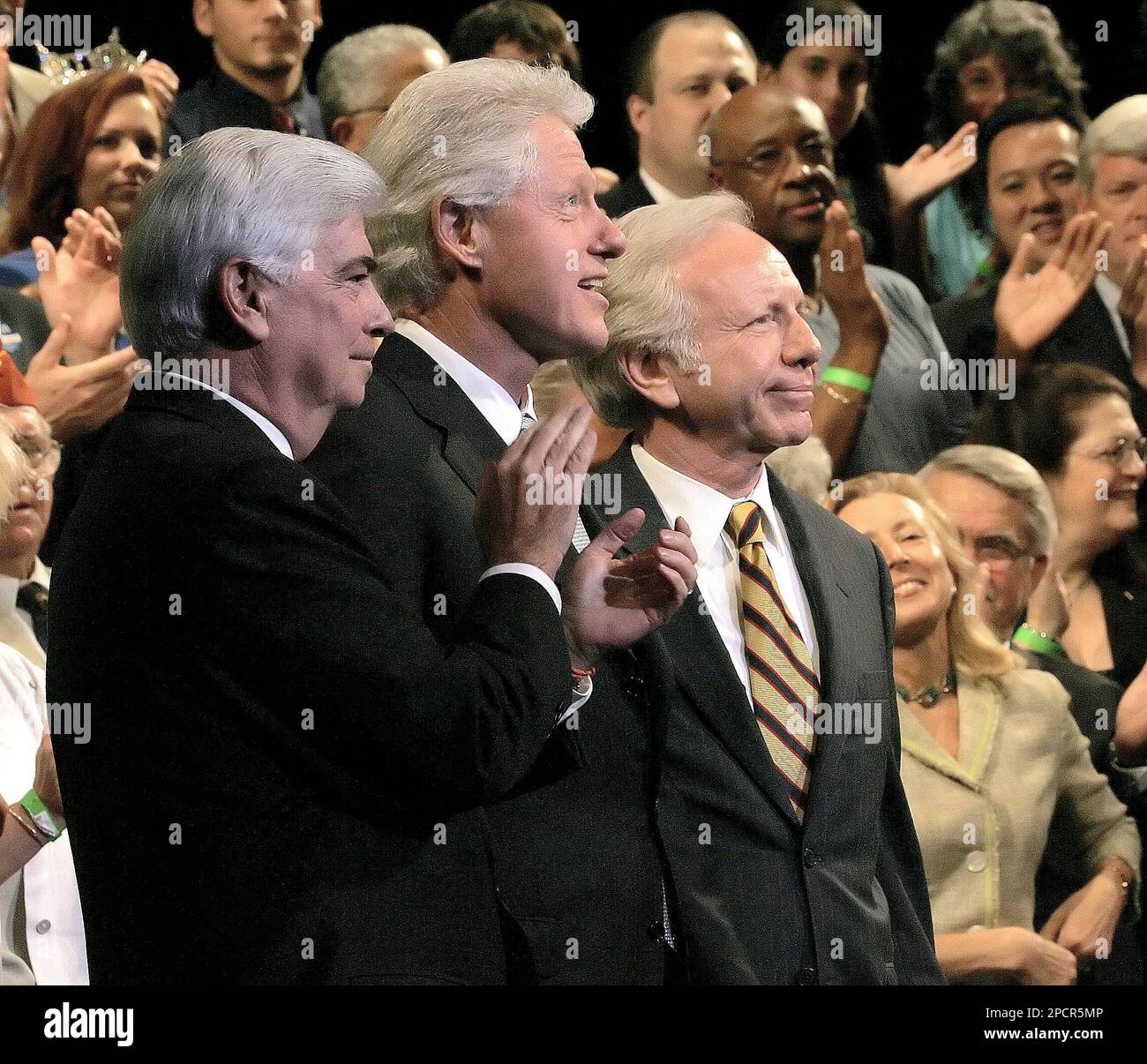 U.S. Sen. Christopher J. Dodd, D-Conn., left, former President Bill ...