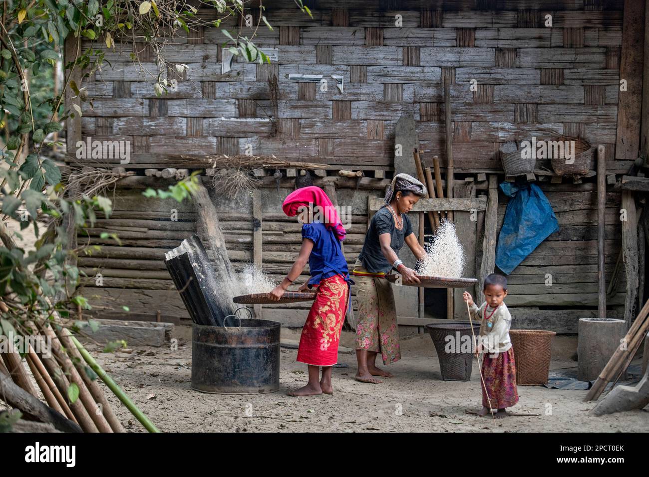 Processus de riz traditionnel au bangladesh Banque de photographies et ...