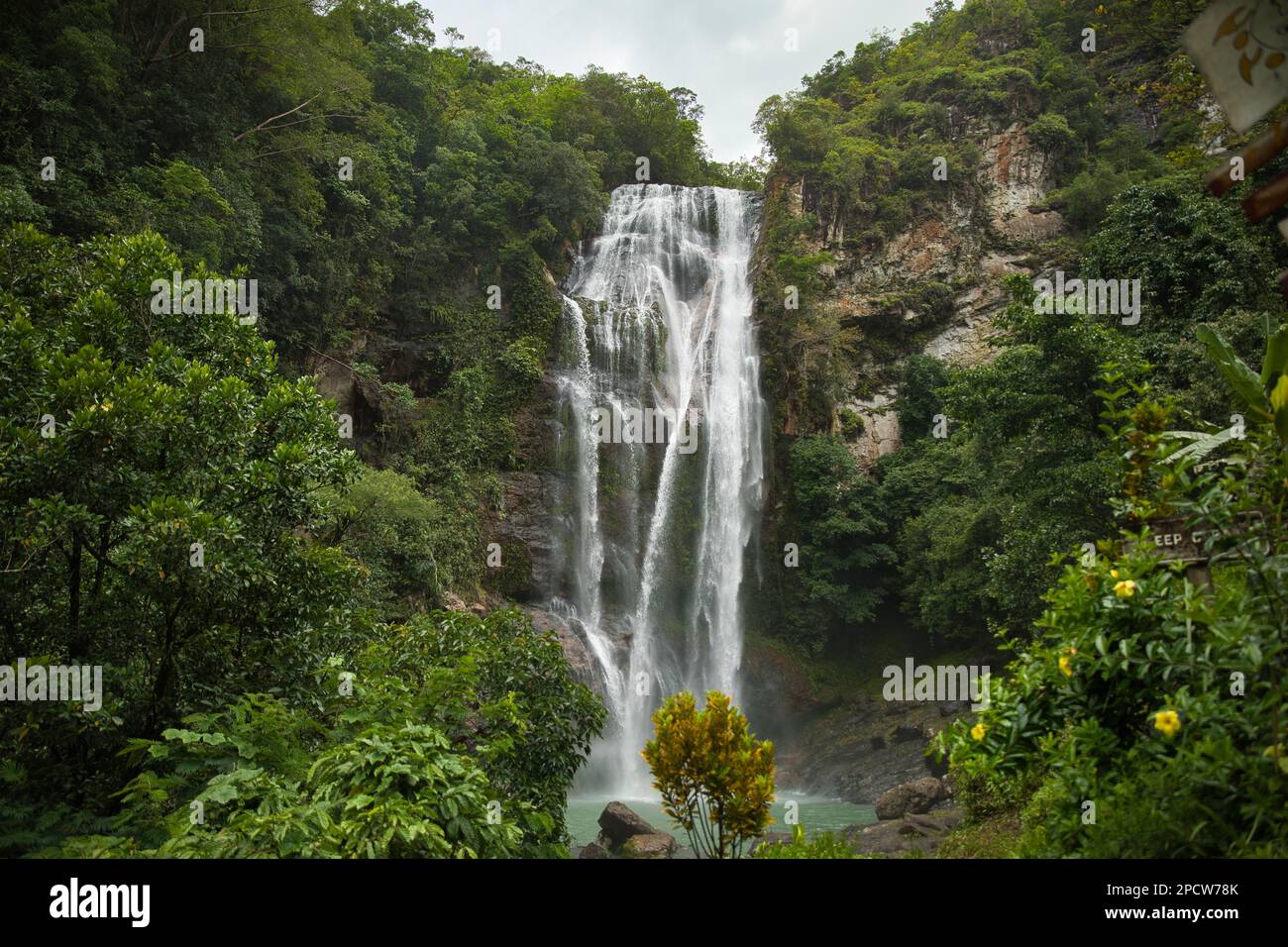 La spectaculaire cascade Cunca rami sur Flores qui coule dans une ...
