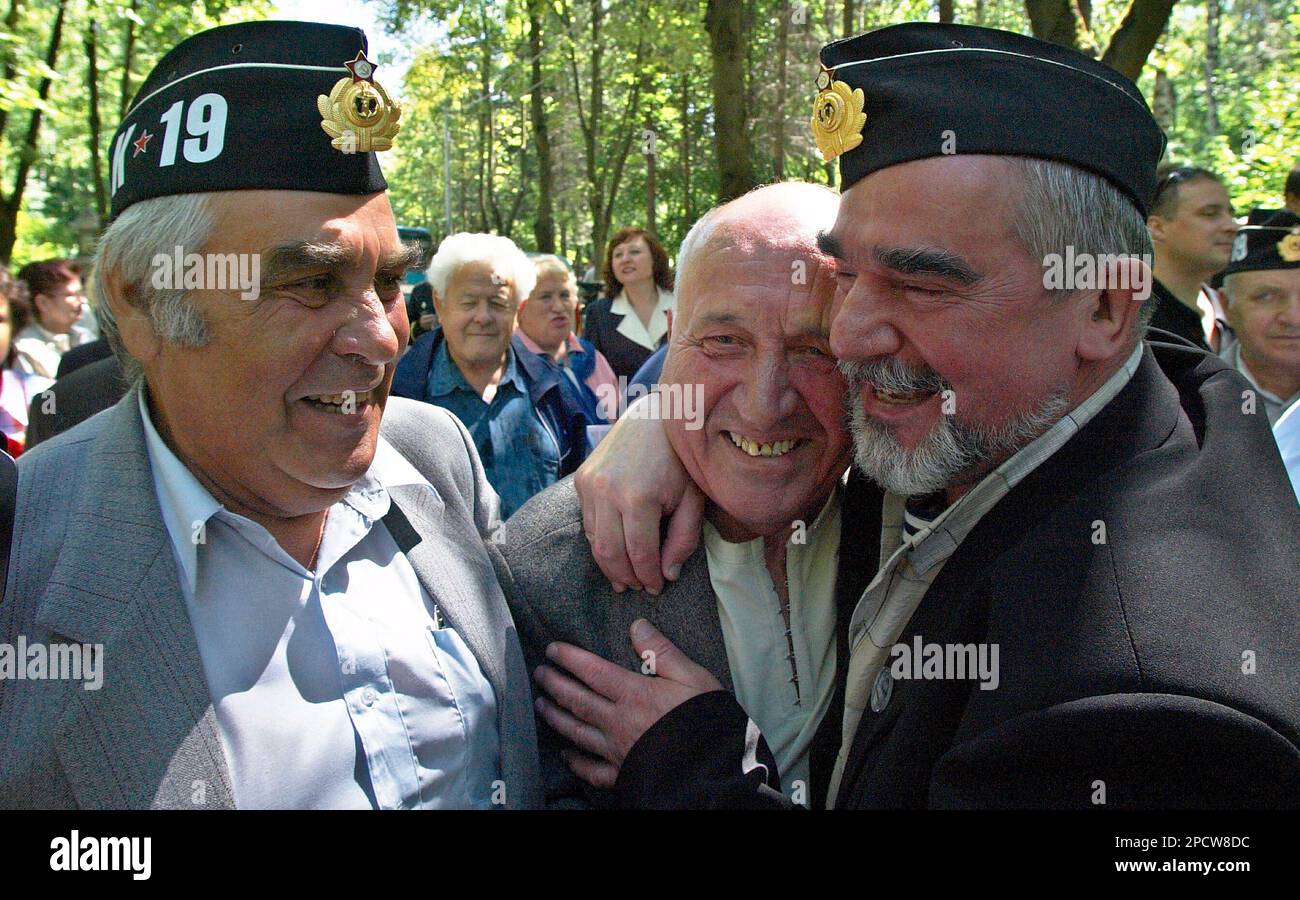 Valery Lizun, rgiht, Vladimir Rubtsov and Viktor Seleznev, left, crew ...