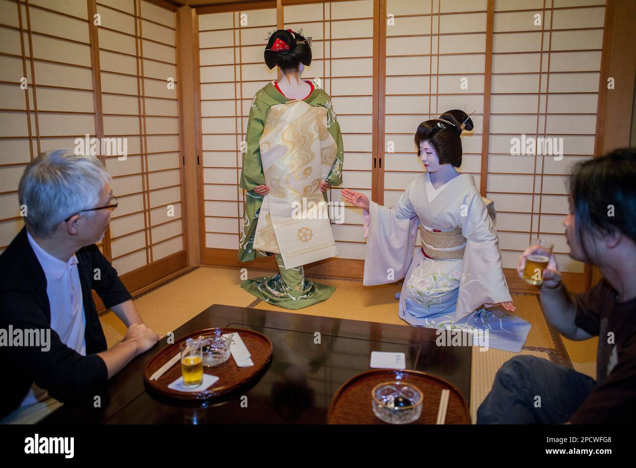 Fukuyu,geisha et Fukukimi,'maiko' (apprenti geisha) workimg dans la ...