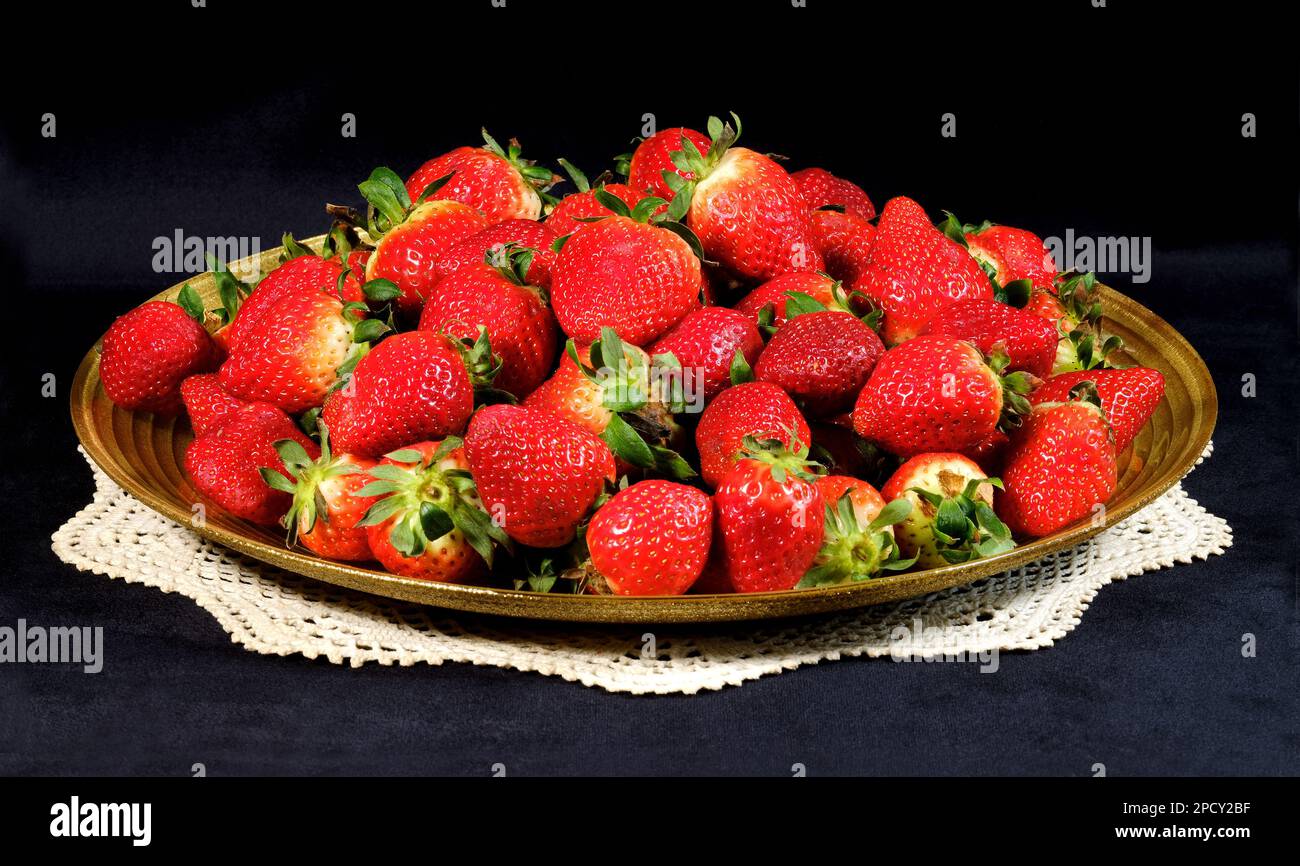 Les fraises sont des fruits de valeur calorique modeste mais une ...