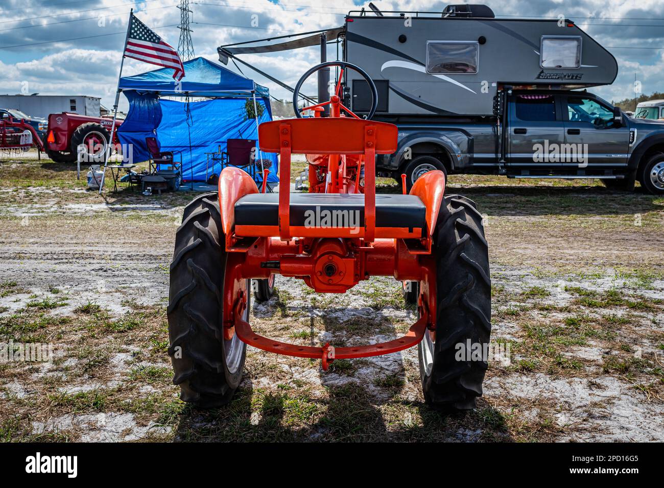 Fort Meade, FL - 26 février 2022 : vue arrière en haute perspective d'un tracteur Allis-Chalmers ...