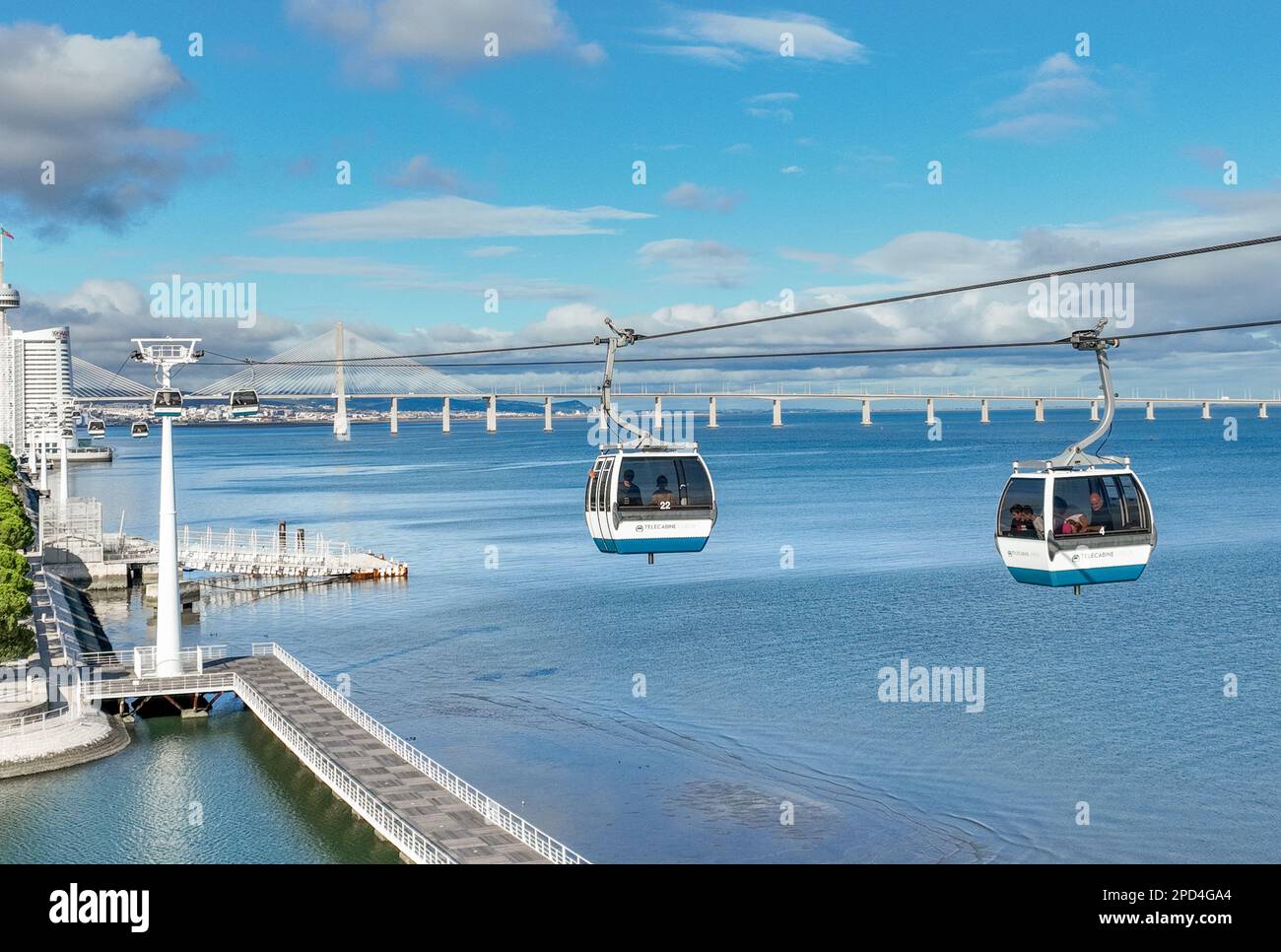 Telecabine Lisboa au Parc des Nations. Tour et pont Vasco da Gama à ...