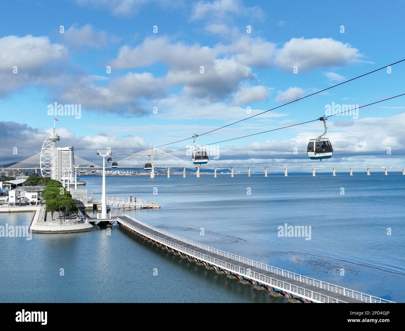 Telecabine Lisboa au Parc des Nations. Tour et pont Vasco da Gama à ...
