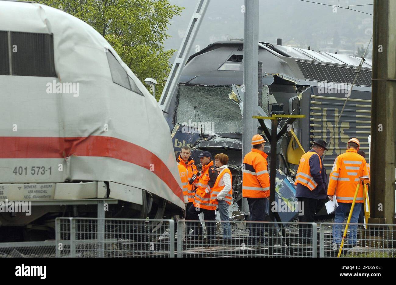 Untersuchungsbeamte begutachten den Schaden an einem ICE der Deutschen ...