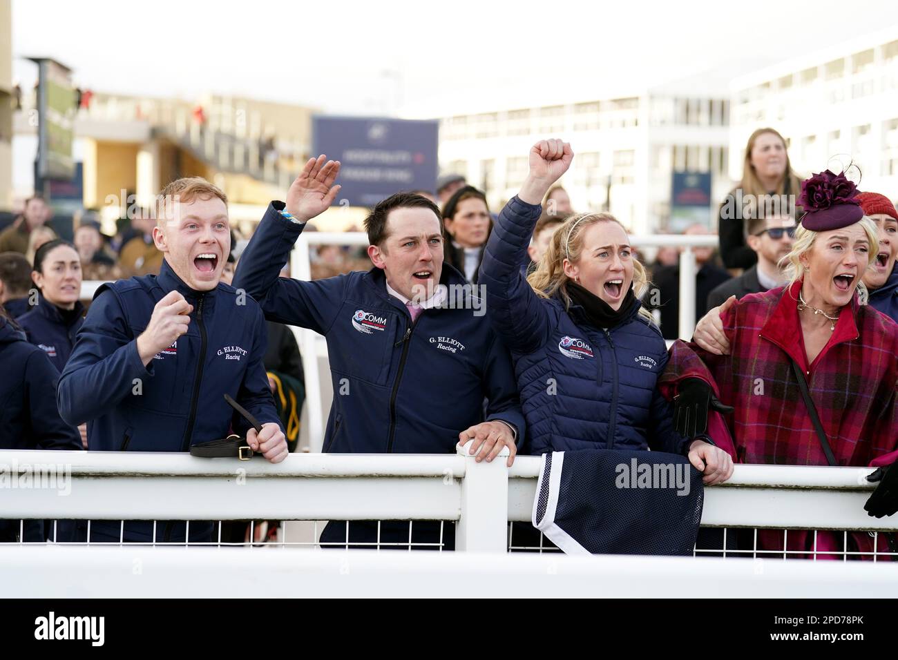 Le personnel stable de la cour de Gordon Elliott célèbre Jazzy Matty en ...