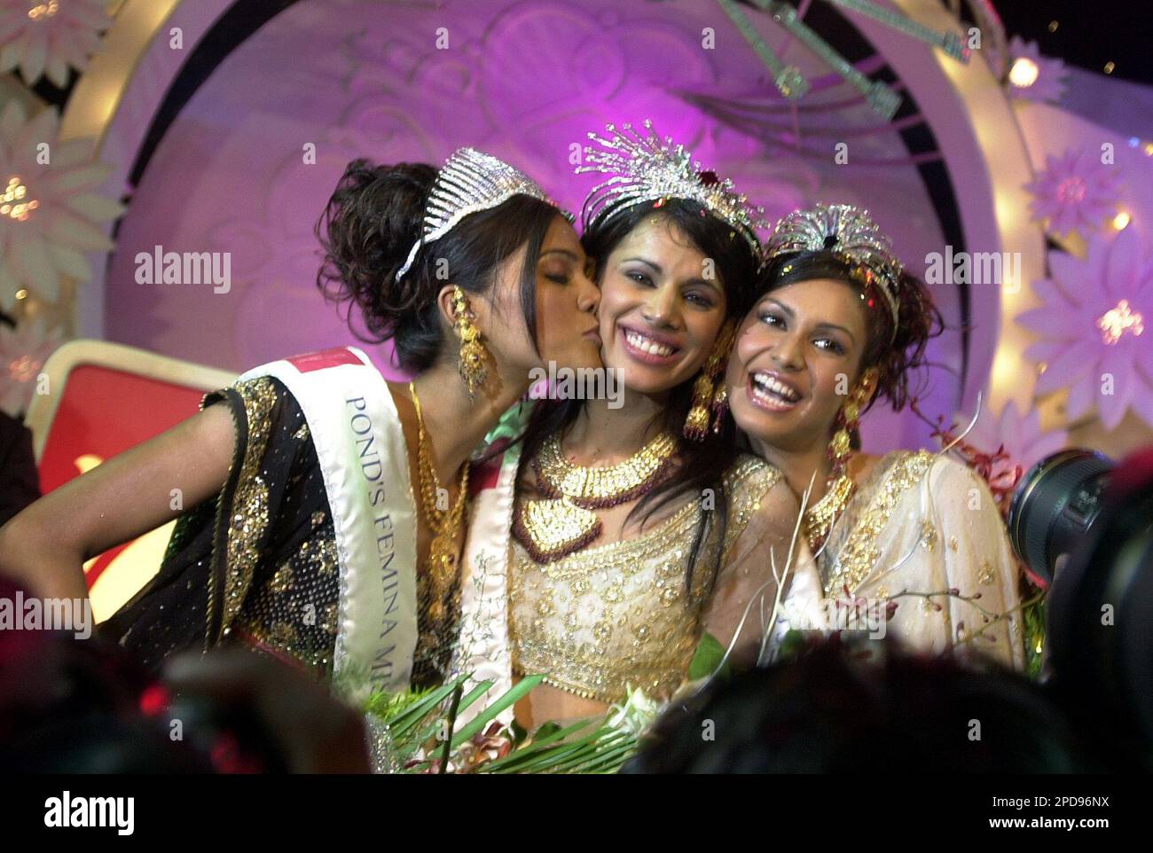 Miss India World 2006 Natasha Suri, left, kisses Miss India Universe ...
