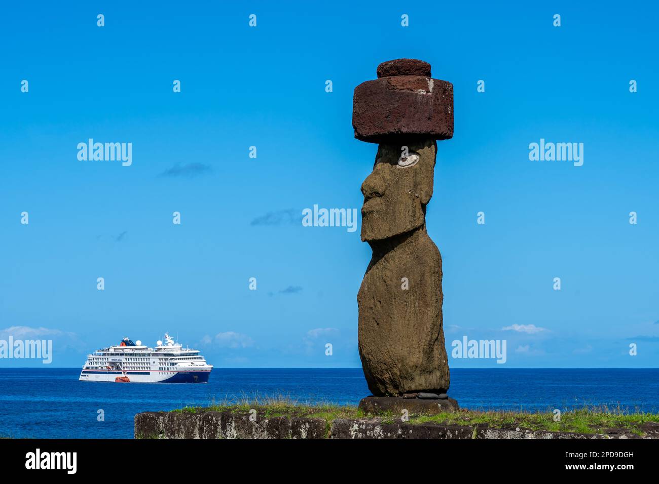 Le moai avec le harnais (pukao) et les yeux sur AHU Ko te Riku avec un ...