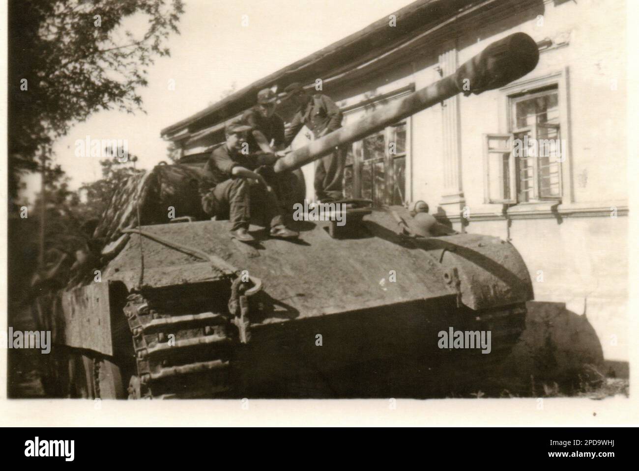 Photo B&W de la Seconde Guerre mondiale char Panther allemand à côté d ...