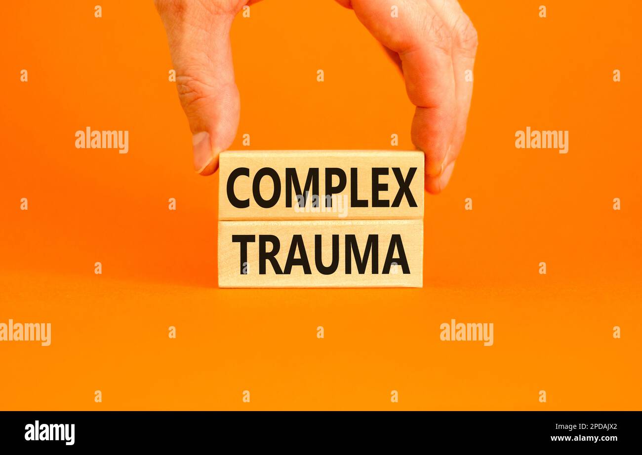 Symbole de traumatisme complexe. Concept mots trauma complexe sur bloc ...