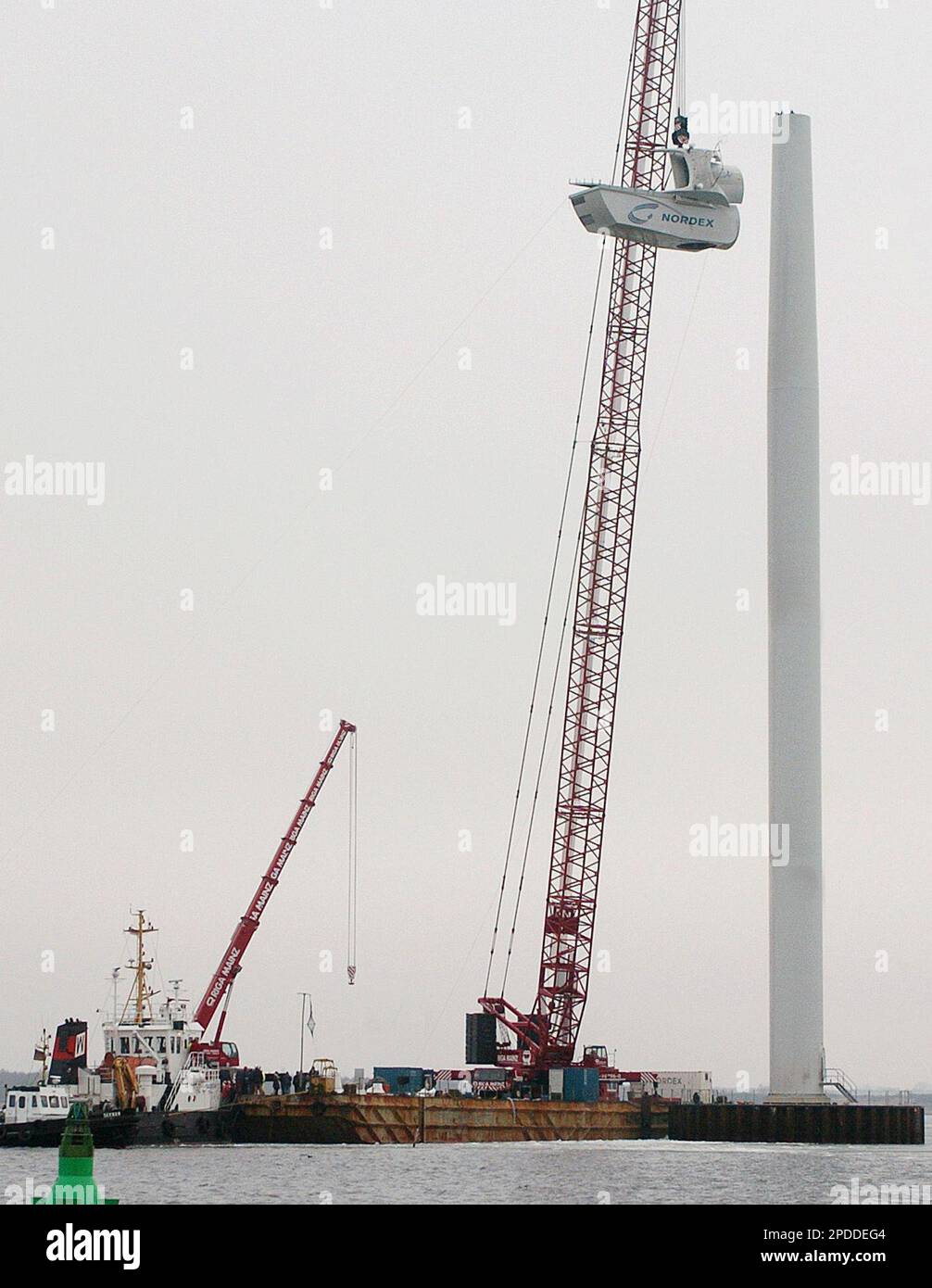 Ein Autodrehkran hebt von einem Schwimmponton auf dem Breitling bei ...