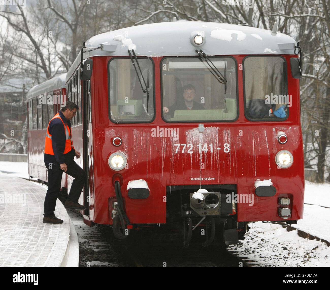 Ein restaurierter historischer Triebwagen der Baureihe 772 steht am ...