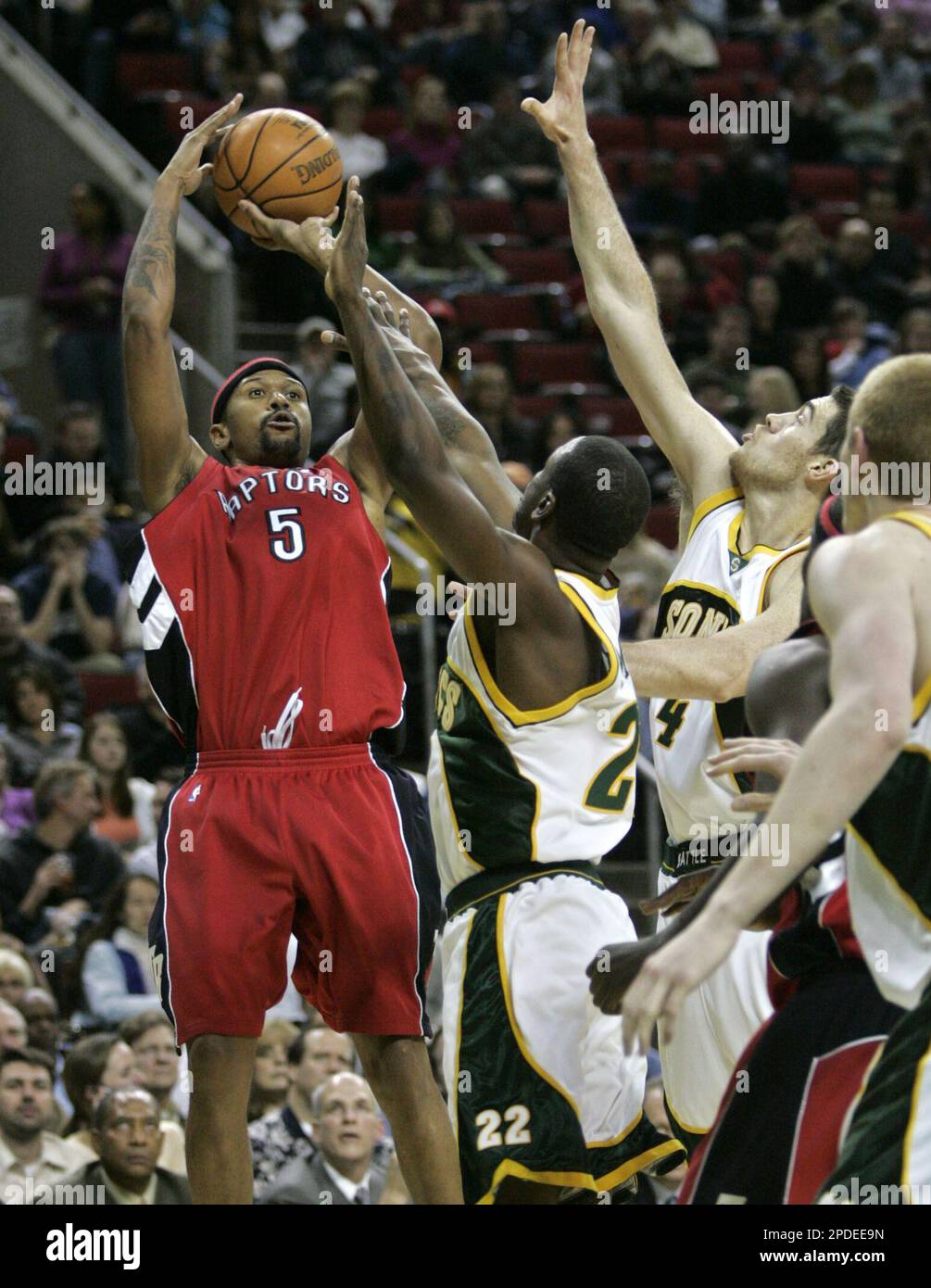 Toronto Raptors' Jalen Rose, left, shoots over the defense of Seattle ...