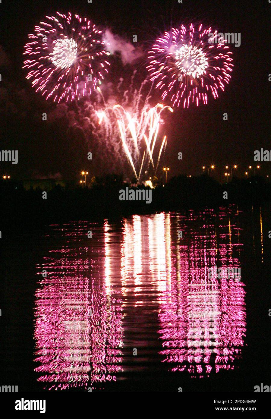 Fireworks from Australia light up the sky at the scenic Manila Bay at ...